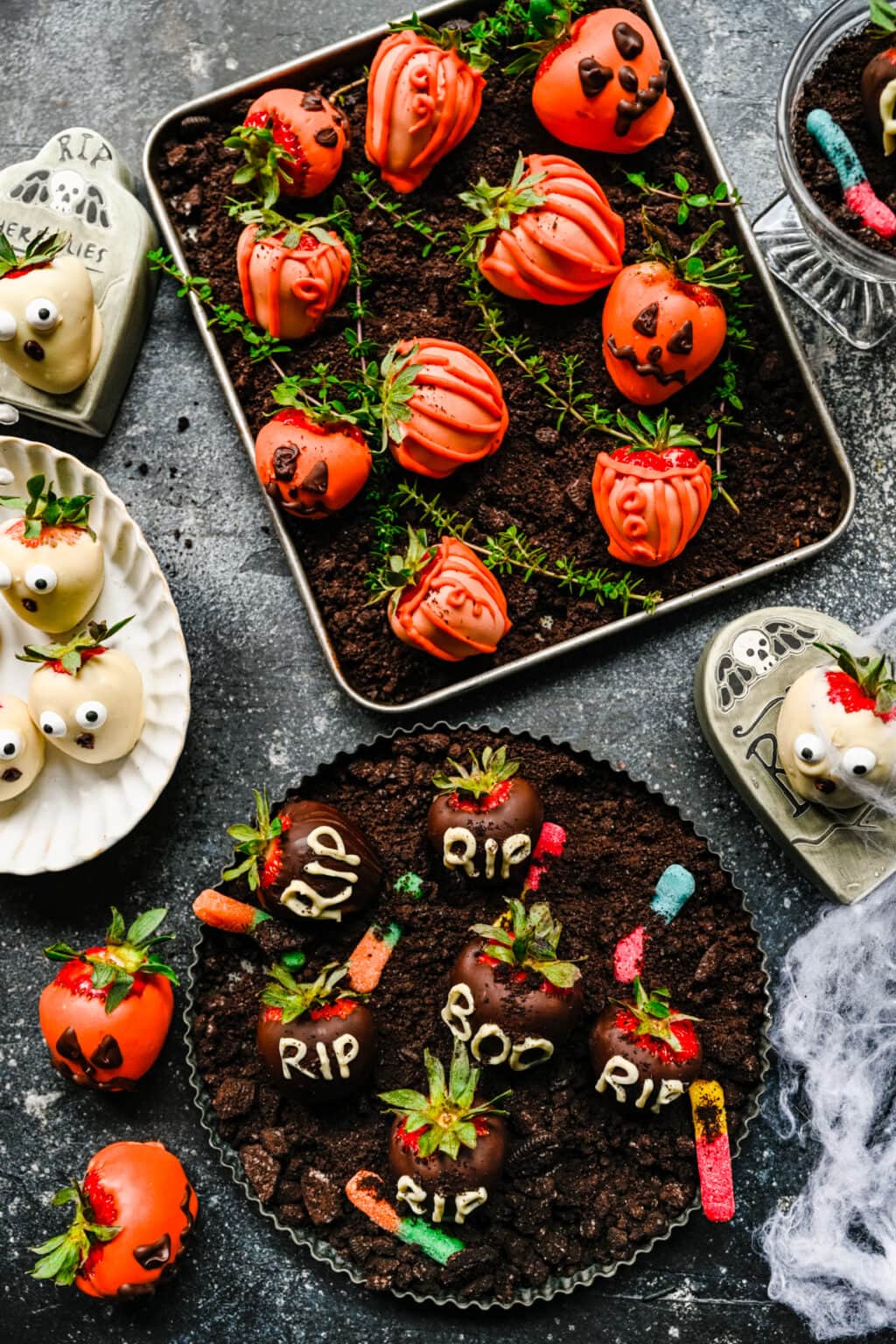 Halloween Chocolate Covered Strawberries - Crowded Kitchen